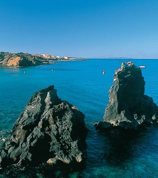 Les falaises volcaniques | Office de Tourisme Cap d'Agde Méditerranée ...